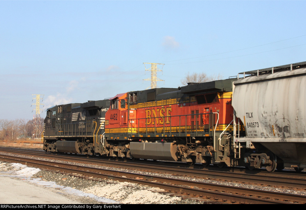 NS 9635 and BNSF 4462